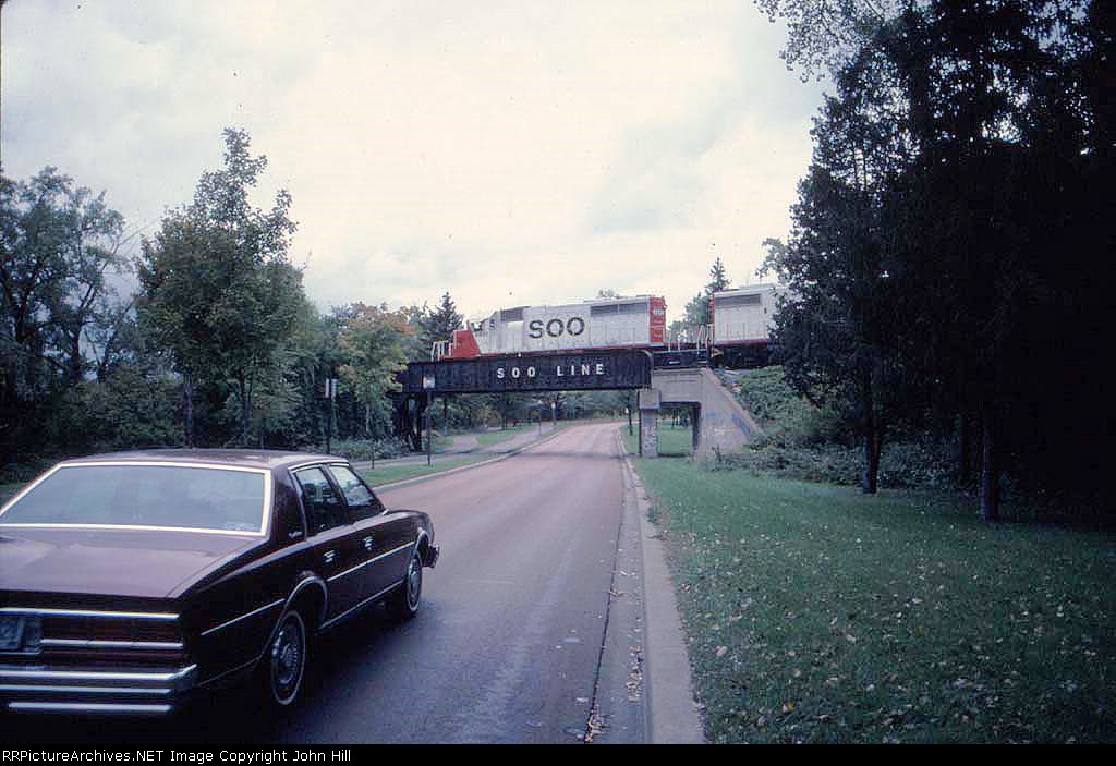 1381-11 Westbound SOO 6601 crossing St. Anthony Pkwy Bridge